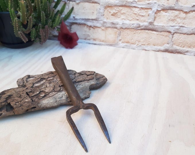 Old Hand Forged Anvil, Antique Anvil, Farm Tools, Rustic Decor. - Etsy