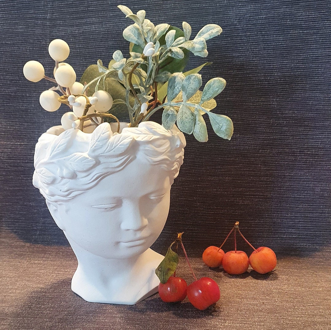 Goddess / Statue / Rasin - Etsy