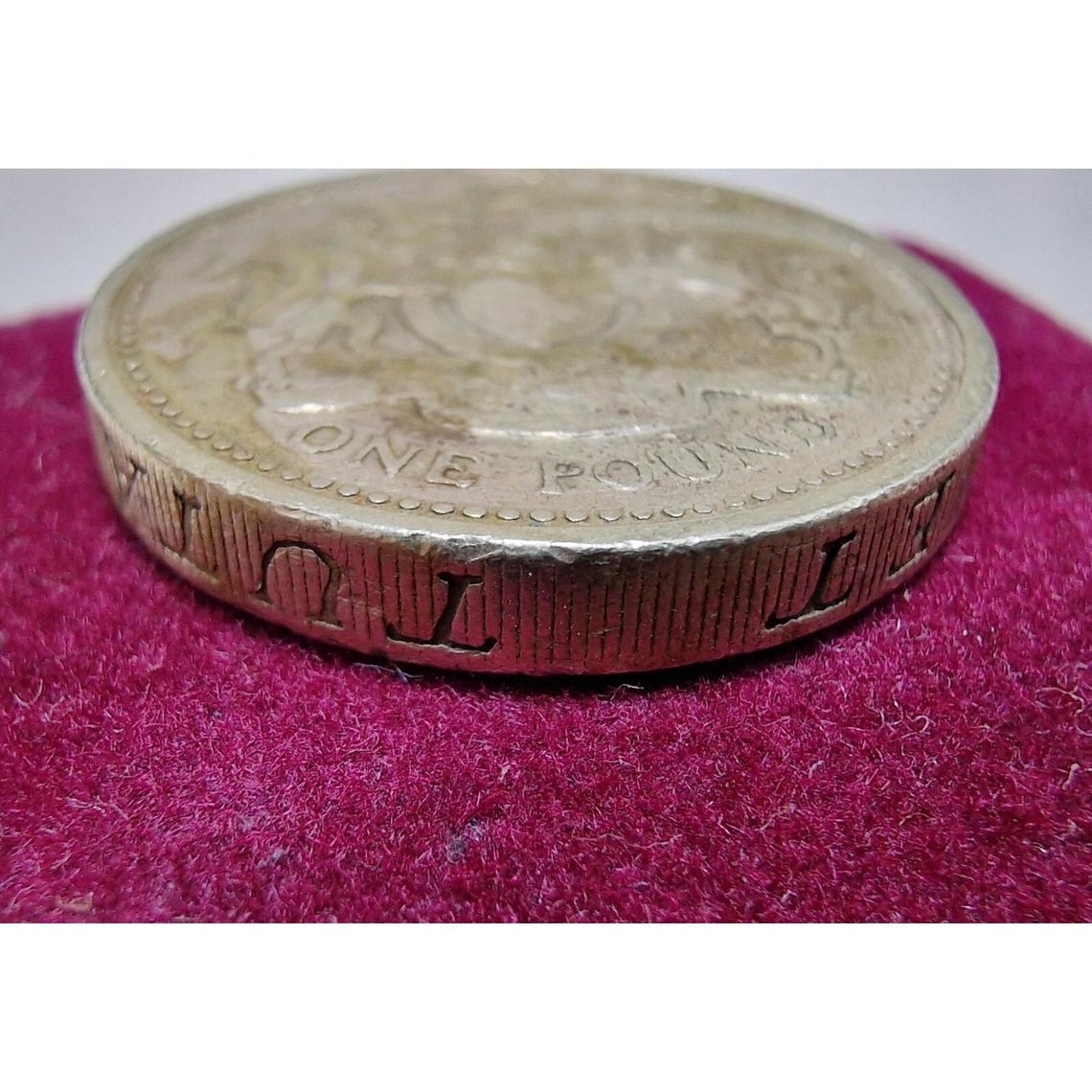 Rare 1983 One Pound Coin – Elizabeth II – Edge Inscription Error “decus ...