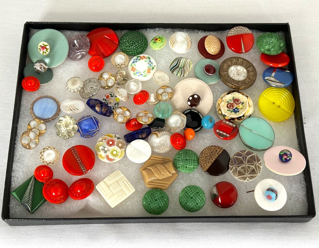 Old Button Assortment, Mixed Tray of Celluloid, Glass, Bakelite and ...
