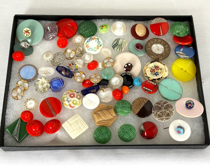 Old Button Assortment, Mixed Tray of Celluloid, Glass, Bakelite and ...