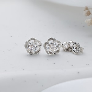 14k Solid Gold Flower Earrings, Dainty Minimalist Everyday Earrings ...