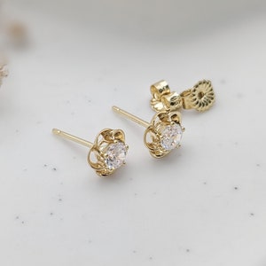 14k Solid Gold Flower Earrings, Dainty Minimalist Everyday Earrings ...