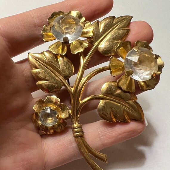 Vintage large gold flower brooch with chunky rhinesto… - Gem