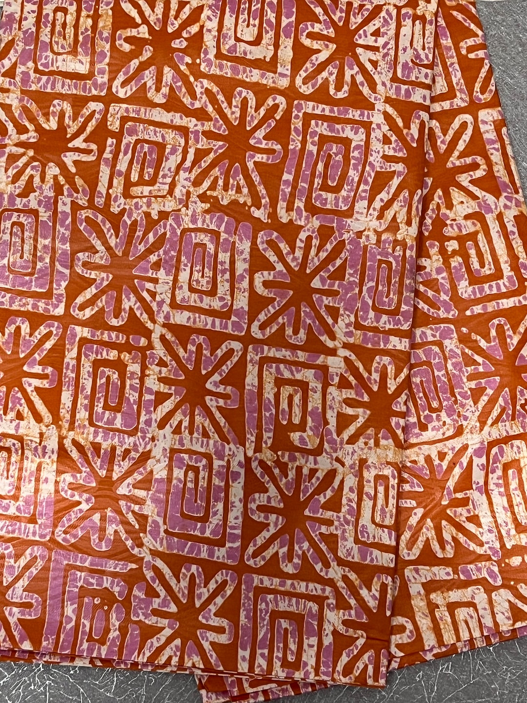 Orange und Lila bedruckter Batik Stoff, Geometrische Formen mit ...