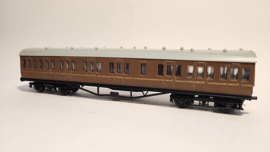 00 Gauge. Suburban Coach Made by Dapol. Grade C - Etsy