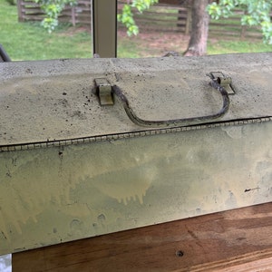Vintage Carpenter/plumber Metal Tool Box Spray Painted White/cream ...