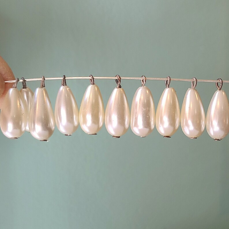 Vintage Hard Acrylic Teardrop White Pearl ~ Pearl With Dark Metal Loop ...
