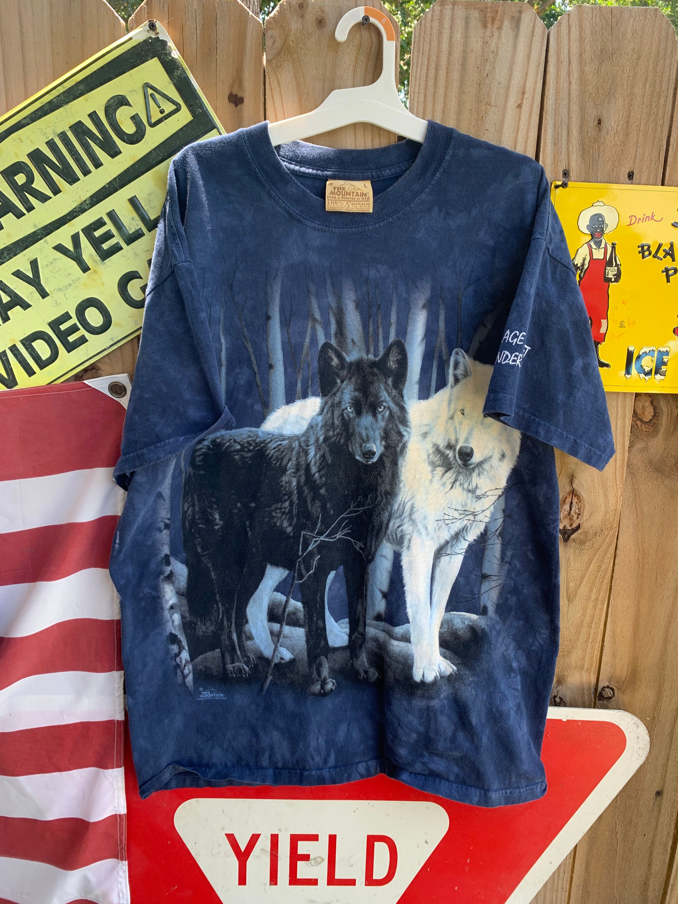 Vintage 2000 the Mountain Wolves T-shirt Size L Village Market ...