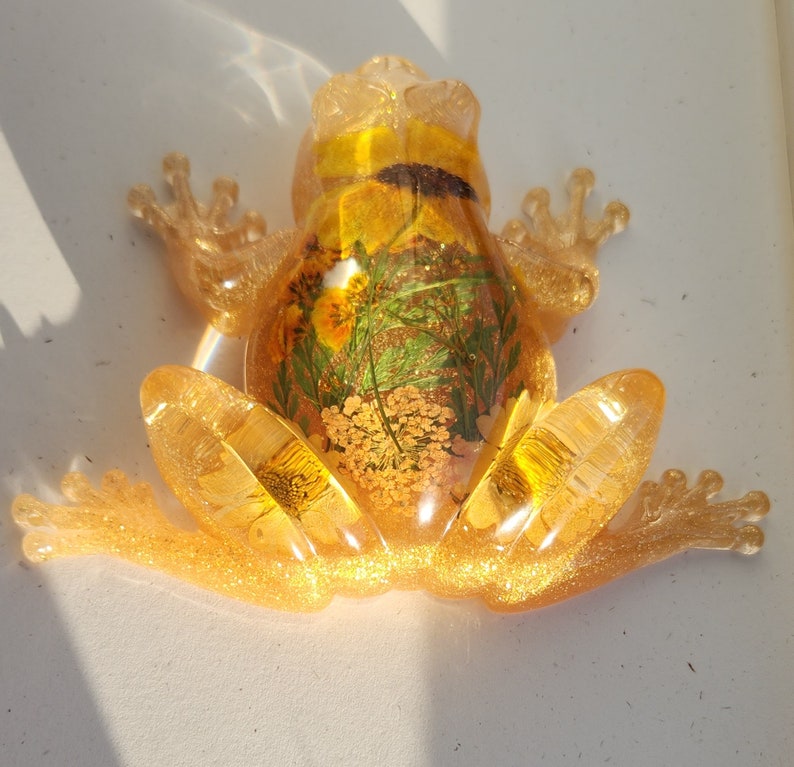 Resin Frog With Real Flowers - Etsy
