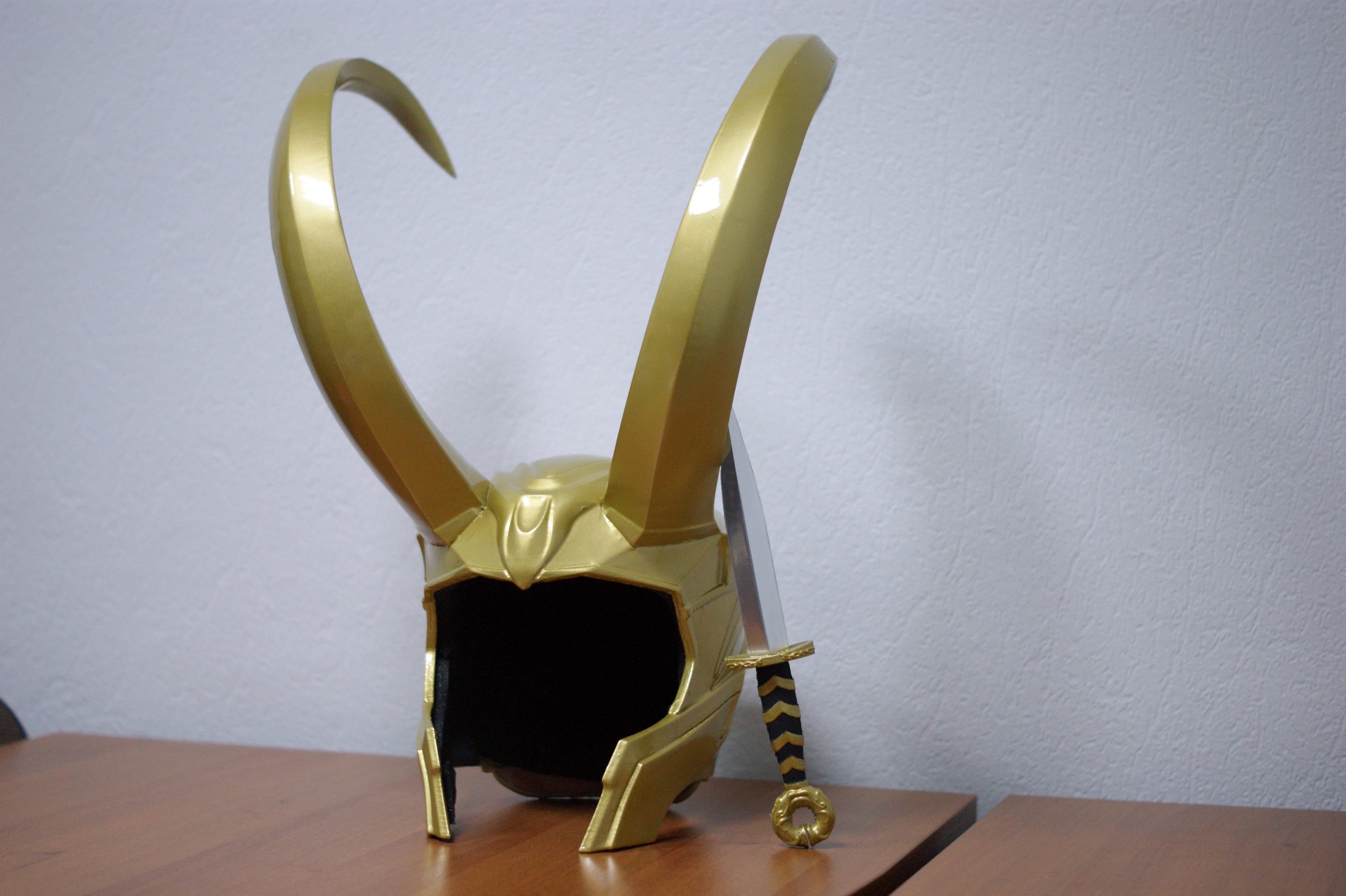 Loki Helmet With Horns and Dagger Replica Marvel Cosplay Avengers Armor ...