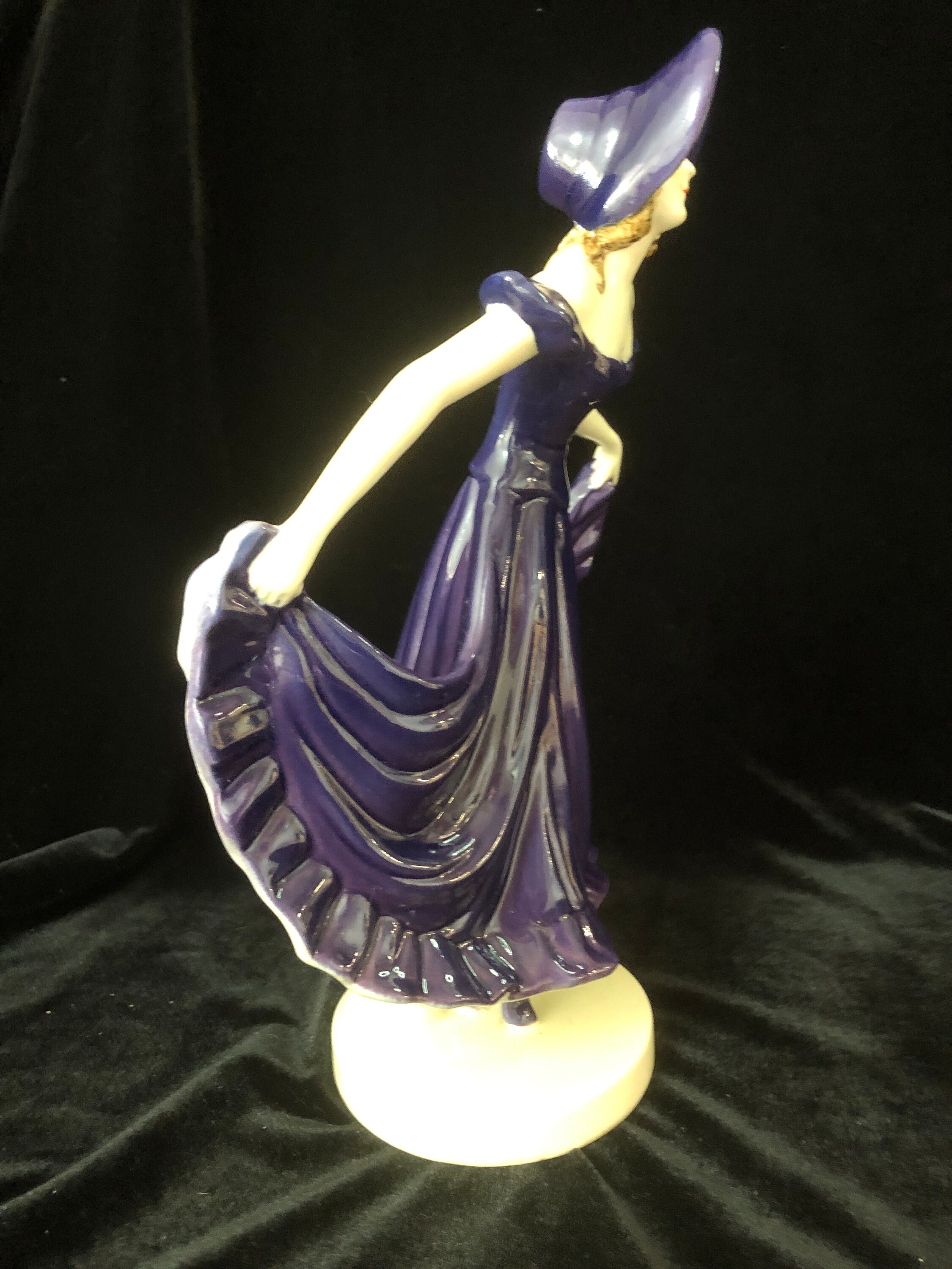 Vintage Figurine of a Young Lady Curtsying. Czechoslovakia. C1920's ...