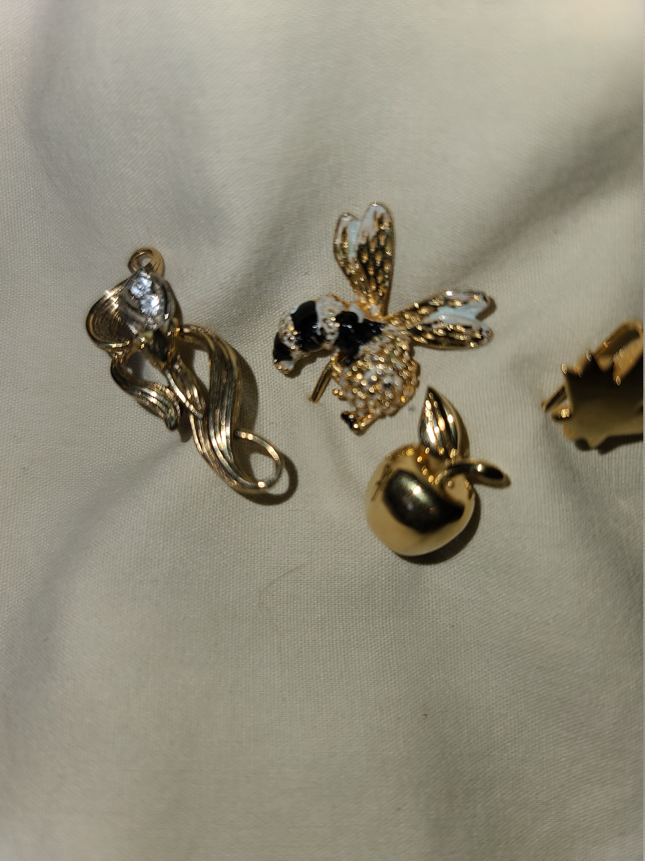 VINTAGE SET OF 4 Gold Tone Stick Pins Trifari Hat Pin Apple Stick Pin ...