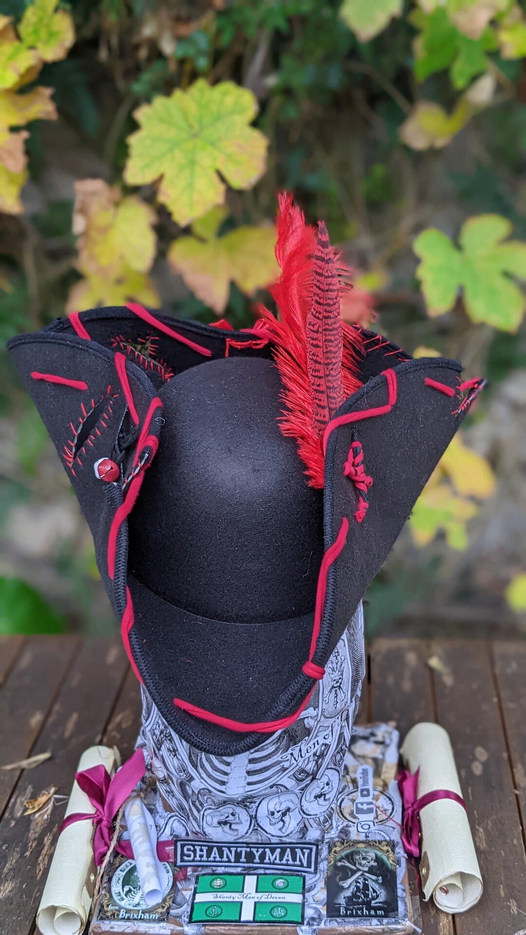 Red Pirate Tricorne Hat Rufus Sur Noir Festive Party - Etsy