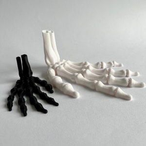 Realistic Articulating Skeleton Hand - Spooktacular Halloween ...