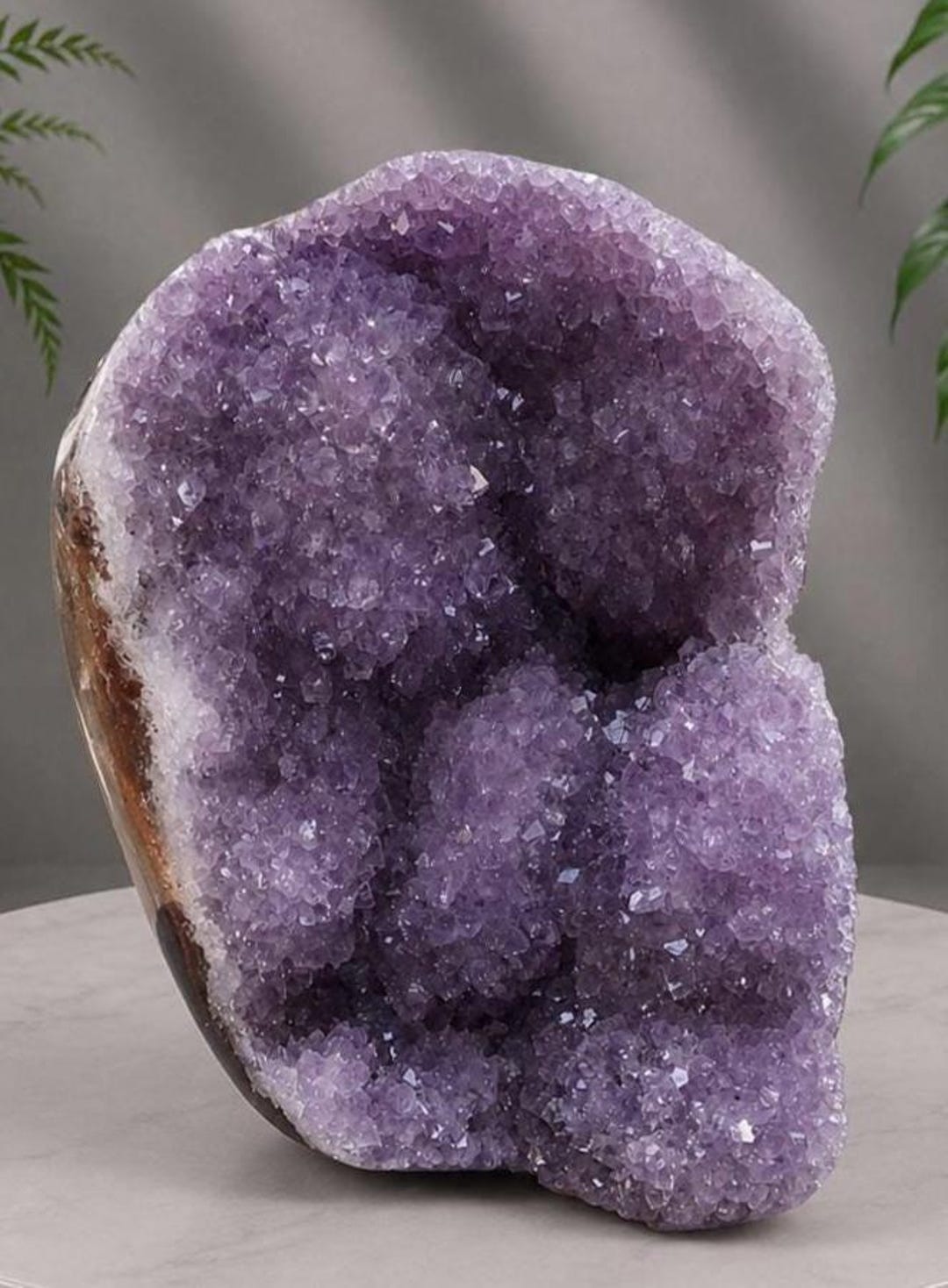 Hermosa amatista lavanda con borde de jaspe pulido de alta calidad, que ...