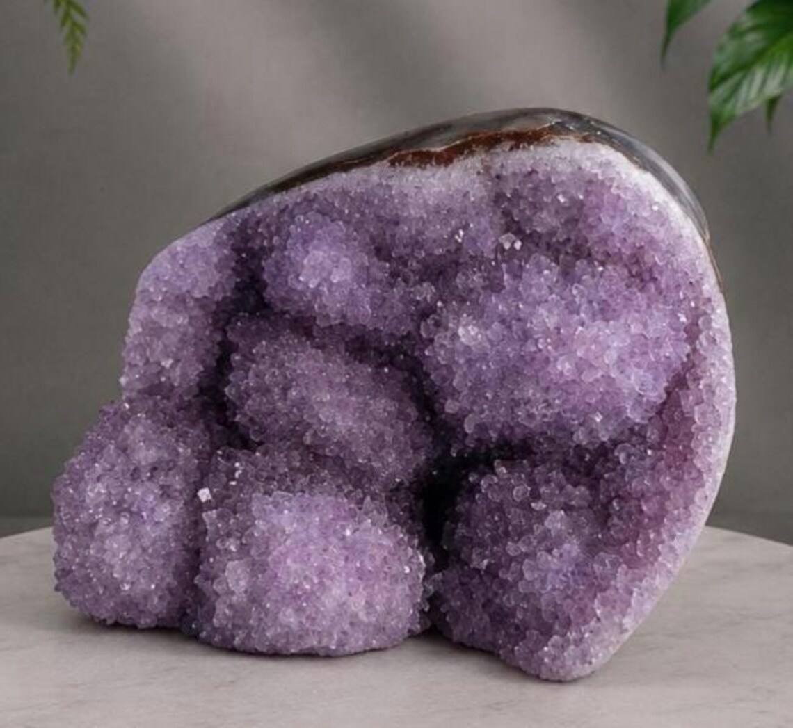 Hermosa amatista lavanda con borde de jaspe pulido de alta calidad, que ...