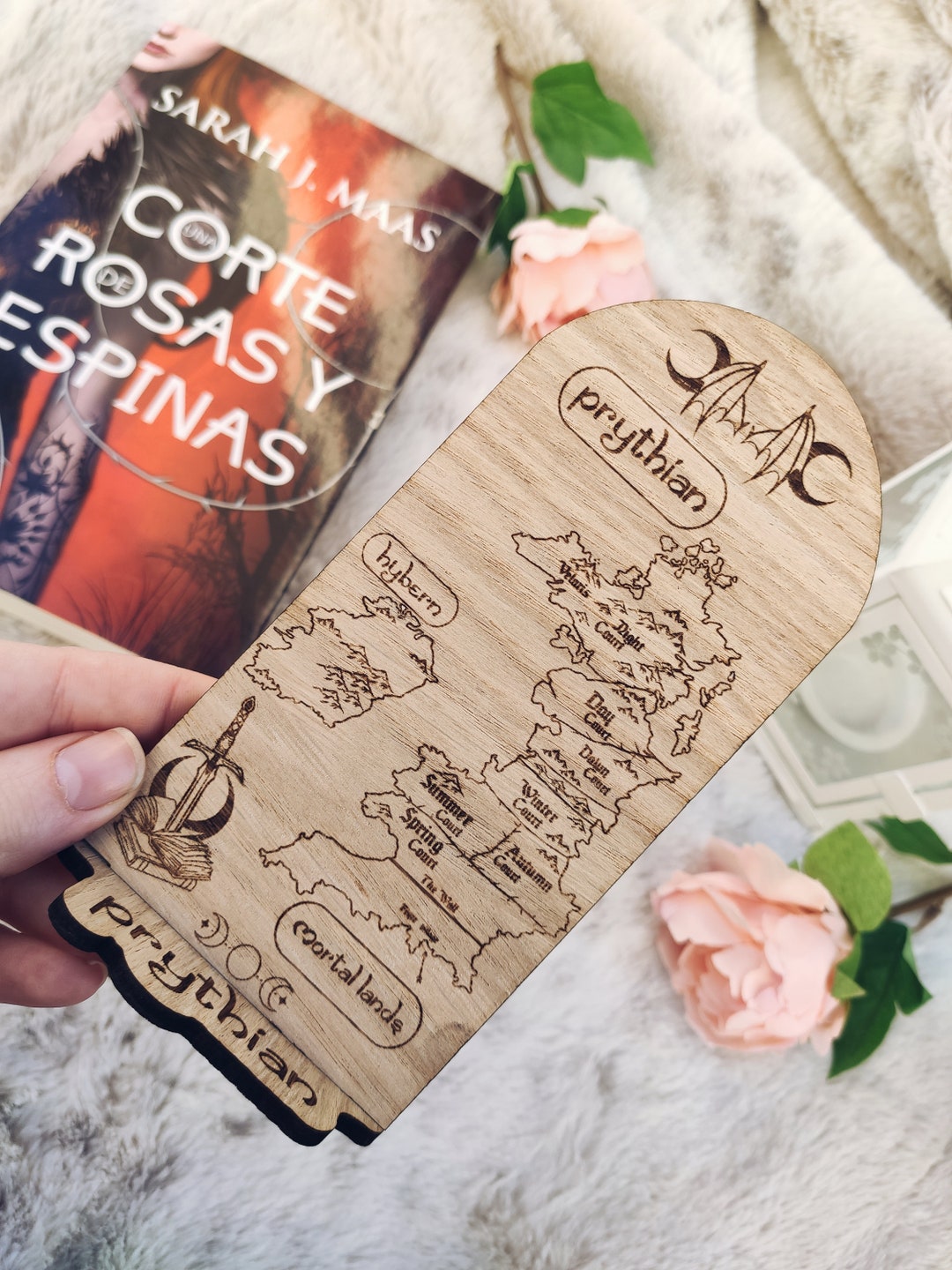 Wood Standee Acotar Map, Una Corte De Rosas Y Espinas Standee Madera ...