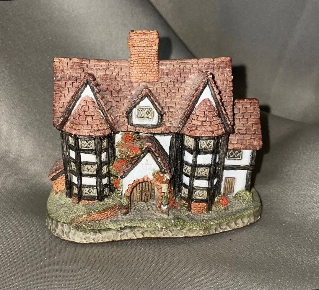 David Winter Cottages Collection 1985 Shirehall. Handmade and ...