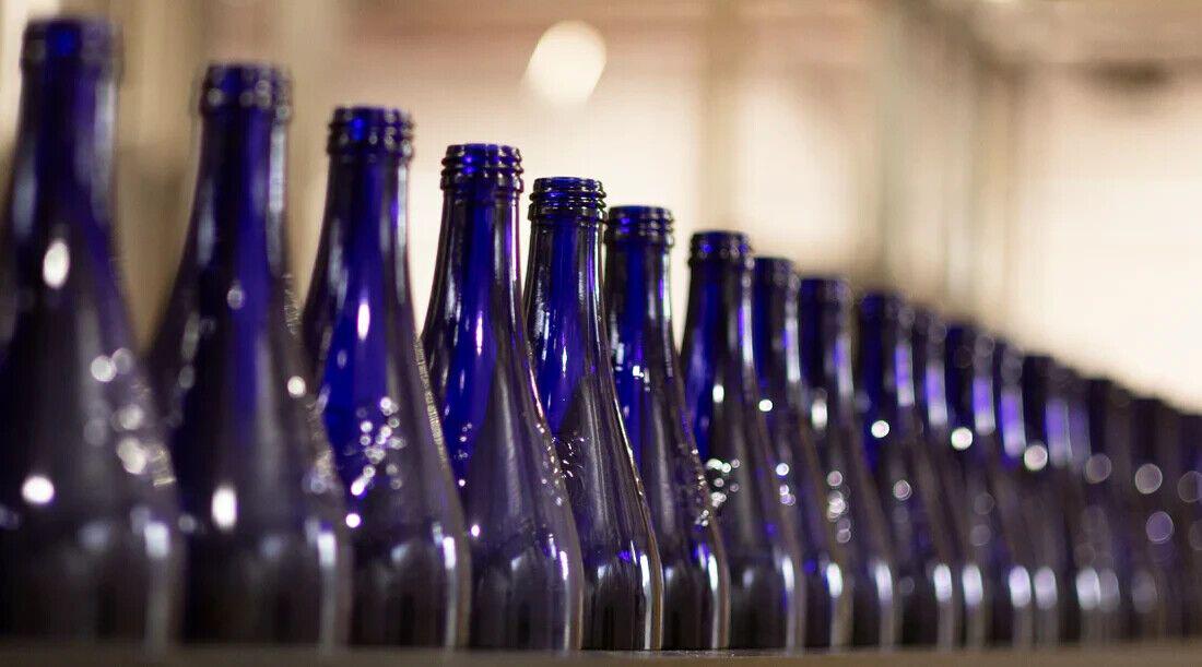 Saratoga Sparkling Spring Water, 28oz Cobalt Blue Glass Bottle (pack of ...