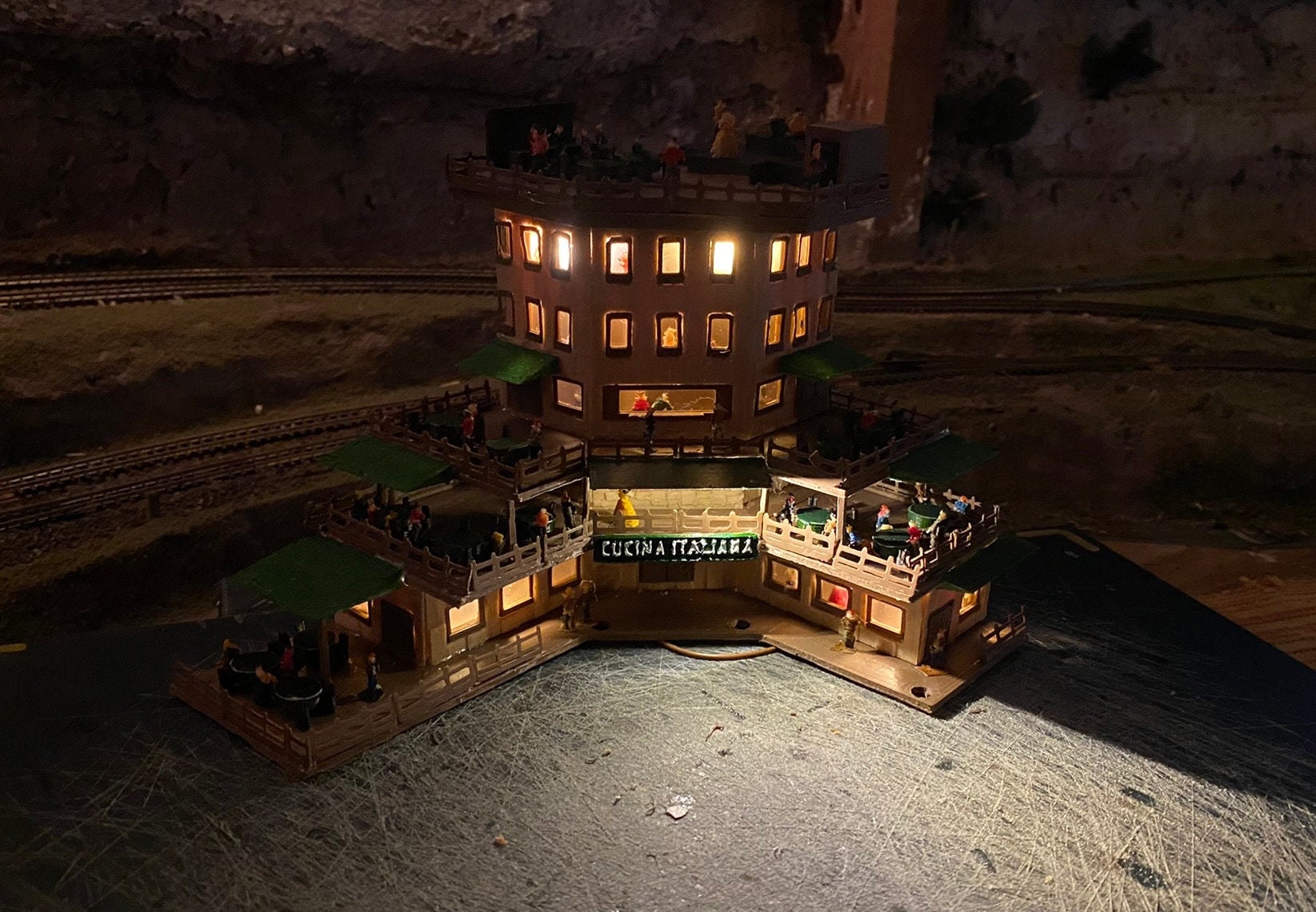 Urban Commercial Building - Assembled Model - 1-220, 1-160, 1-87 Scales ...