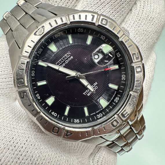 Vintage Citizen Eco-Drive E111 Titanium Date watch - Gem