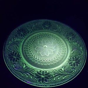 UV Reactive Uranium Indiana Glass Tiara Pattern In Chantilly Green Luncheon Plate — The ...