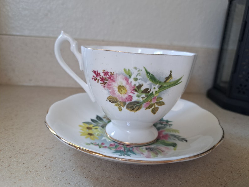 VINTAGE Queen Anne Fine Bone China Made in England Teacup Cup and Set ...