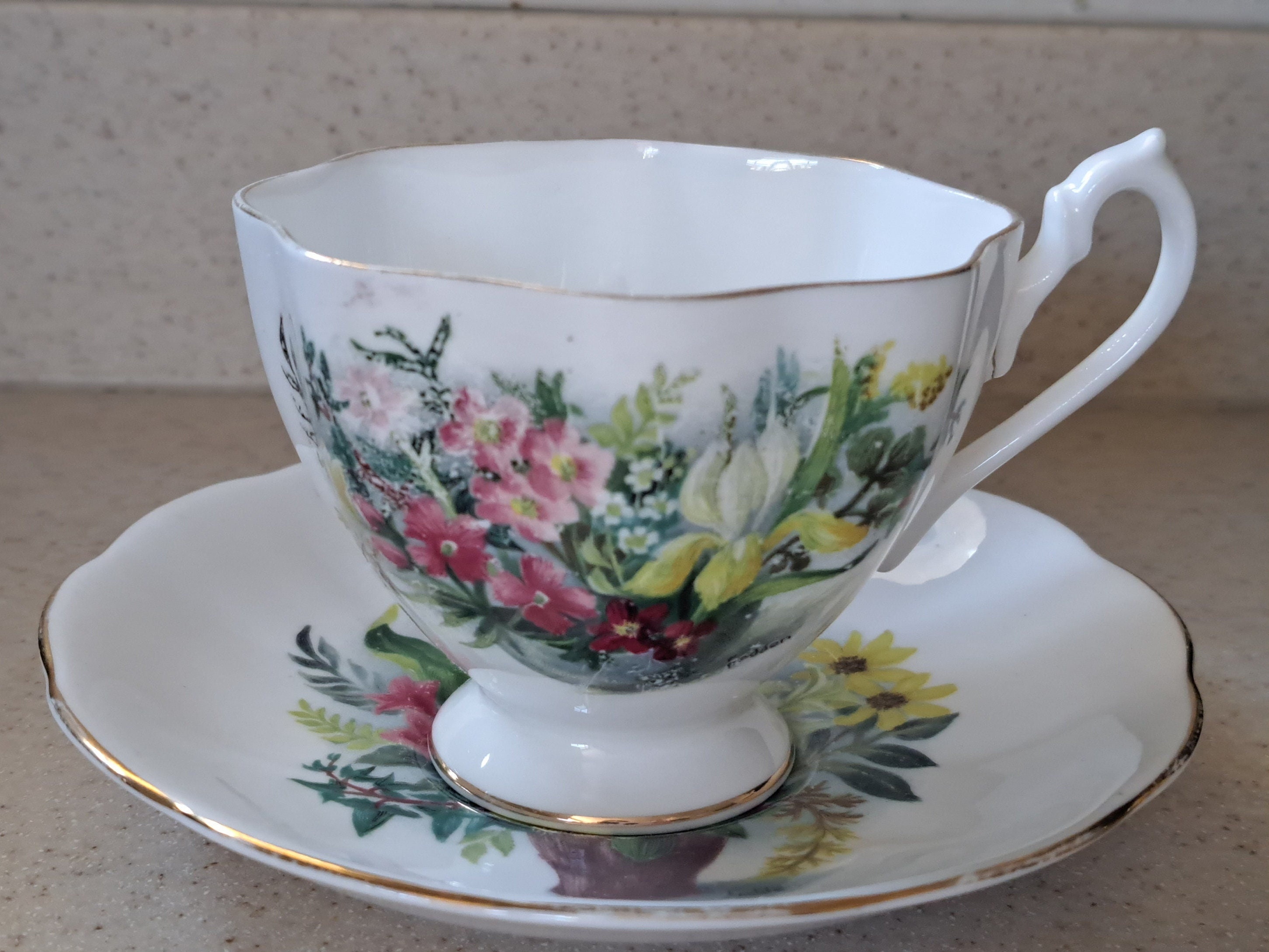 VINTAGE Queen Anne Fine Bone China Made in England Teacup Cup and Set ...