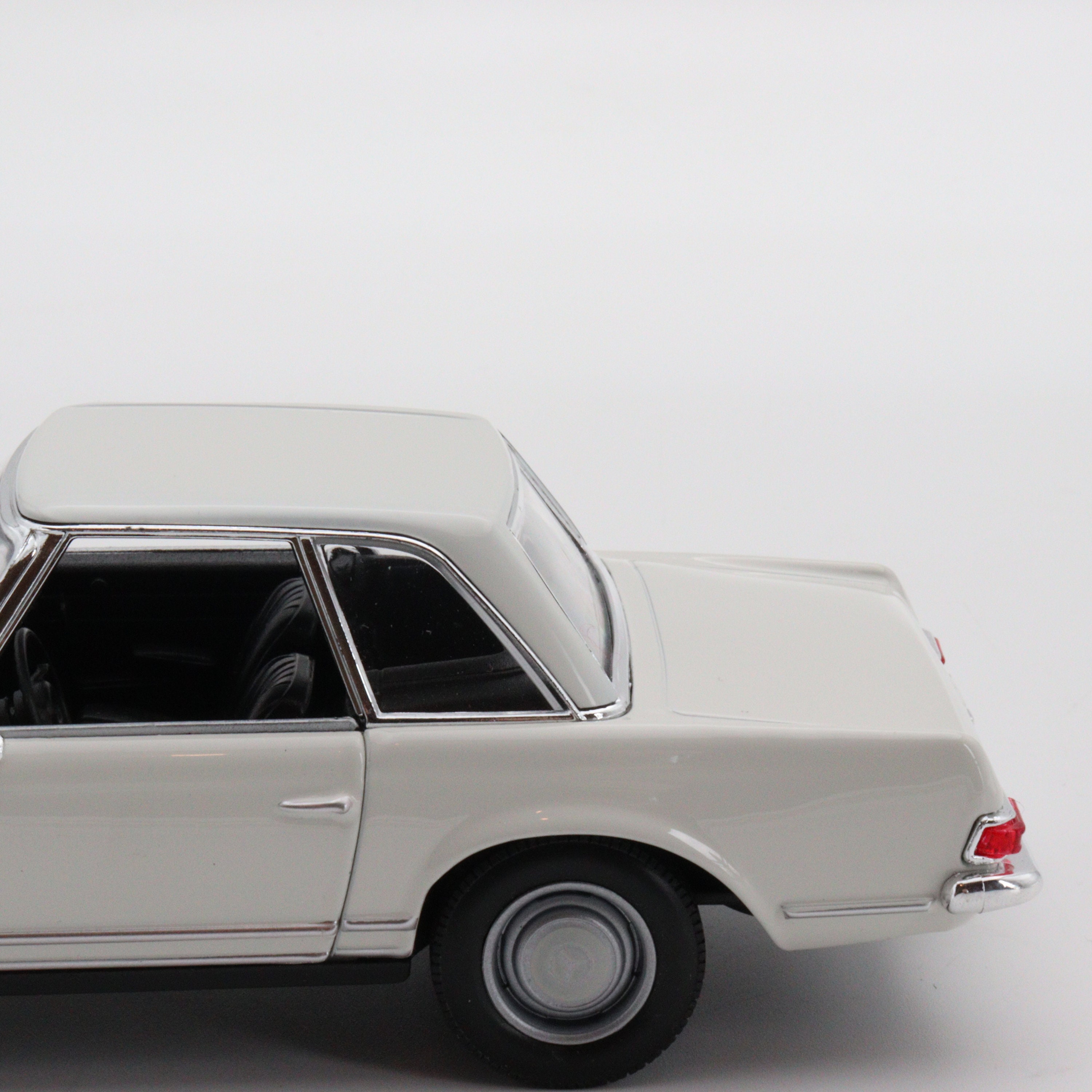 Welly 1963 Mercedes Benz 230 Slvintage Model White Metal Carscale 1/24 ...