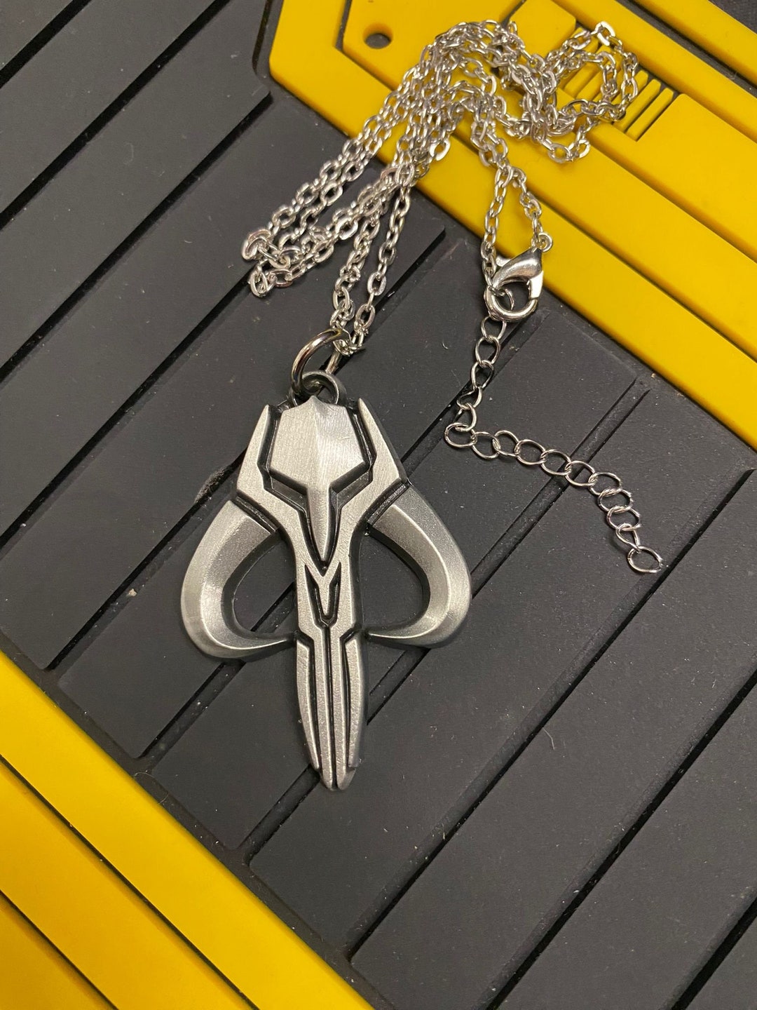 Mandalorian Bo-katan Season 3 Mythosaur Signet PENDANT BESKAR FINISH ...