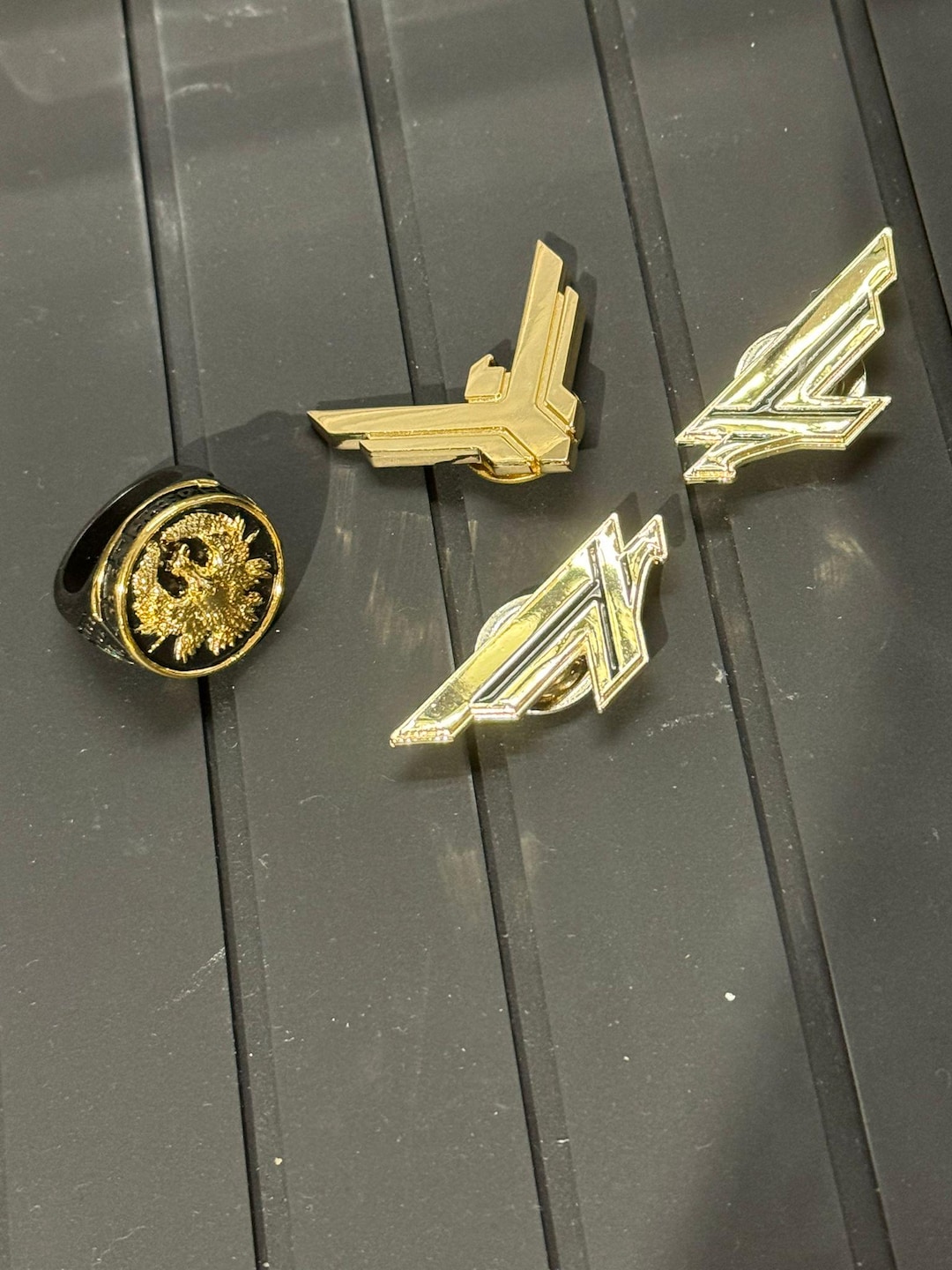 THE BEST Fan Made House Duke Signet Ring Collar and Chest Pins Set Prop ...