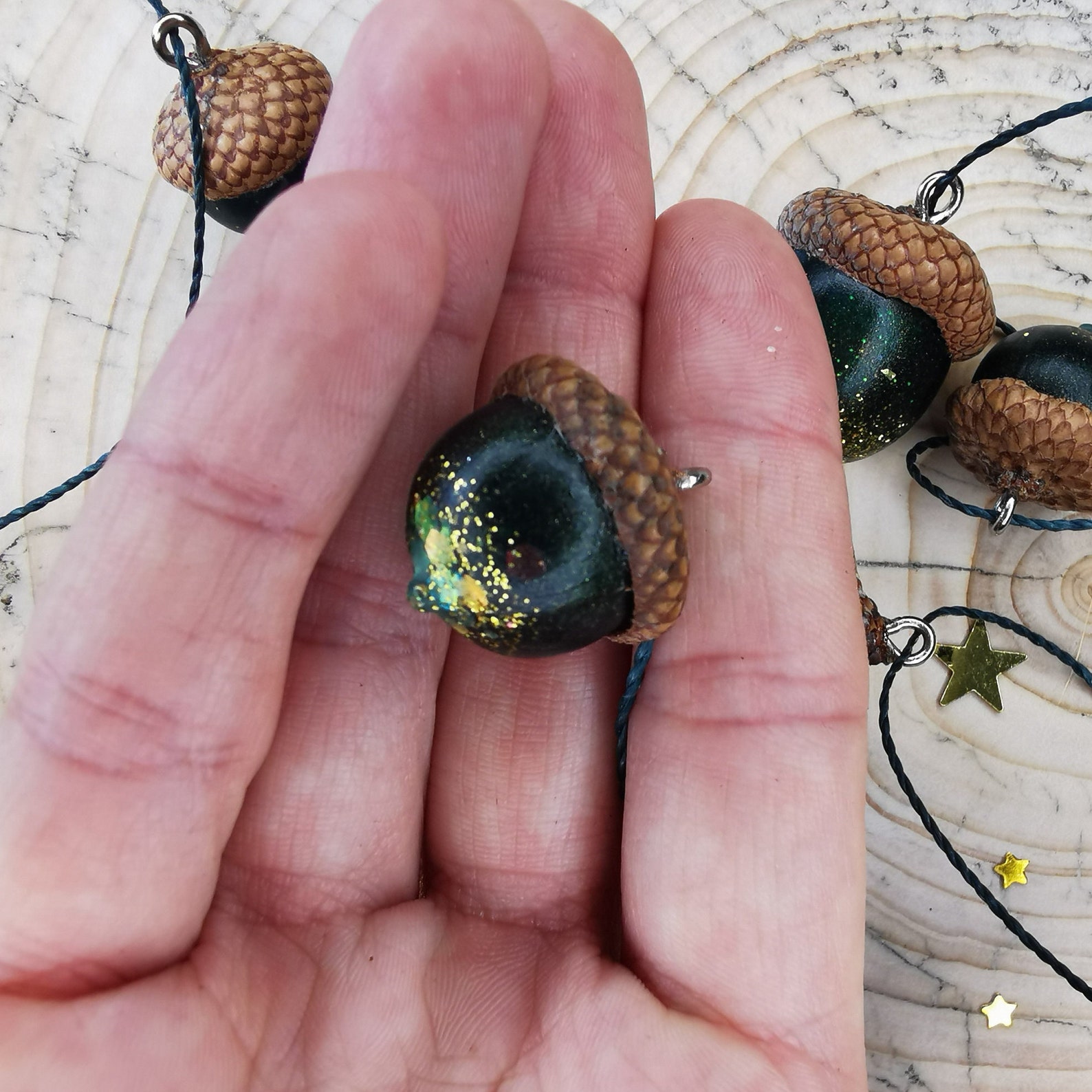 Golden Galaxy Kettenanhänger Eichel aus Resin mit Glitzer - Etsy.de