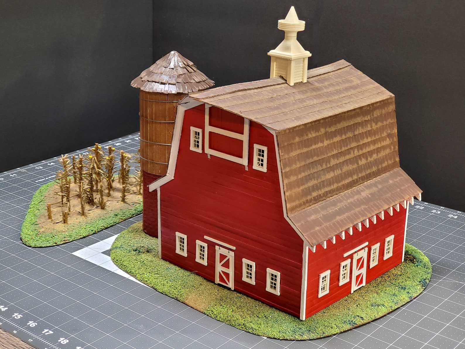 O Scale Red Barn Sale a Highly Detailed, Lighted, and Finished Building ...