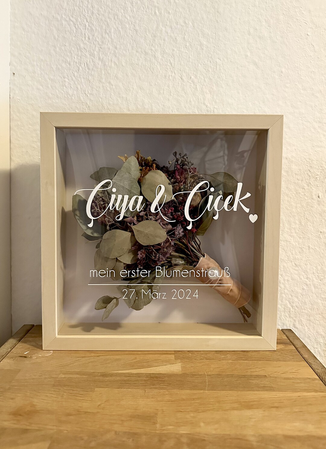 Immortalize Your Bridal Bouquet in the Picture Frame Font of Your ...