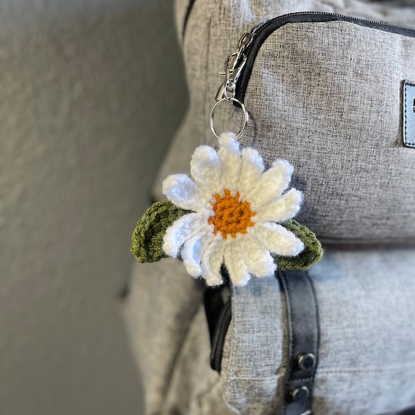 Crocheted Daisy Keychain - Etsy