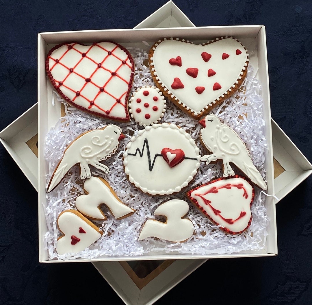 Royal Icing Decorated Cookies Set Sweet Gift Box Cookies Valentine's ...