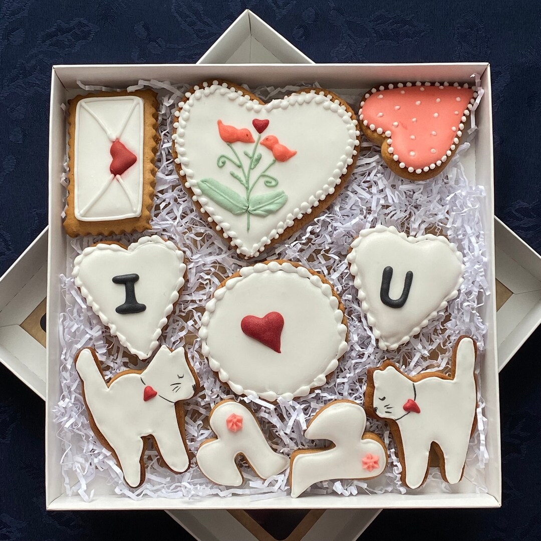 Royal Icing Decorated Cookies Set Sweet Gift Box Cookies Valentine's ...