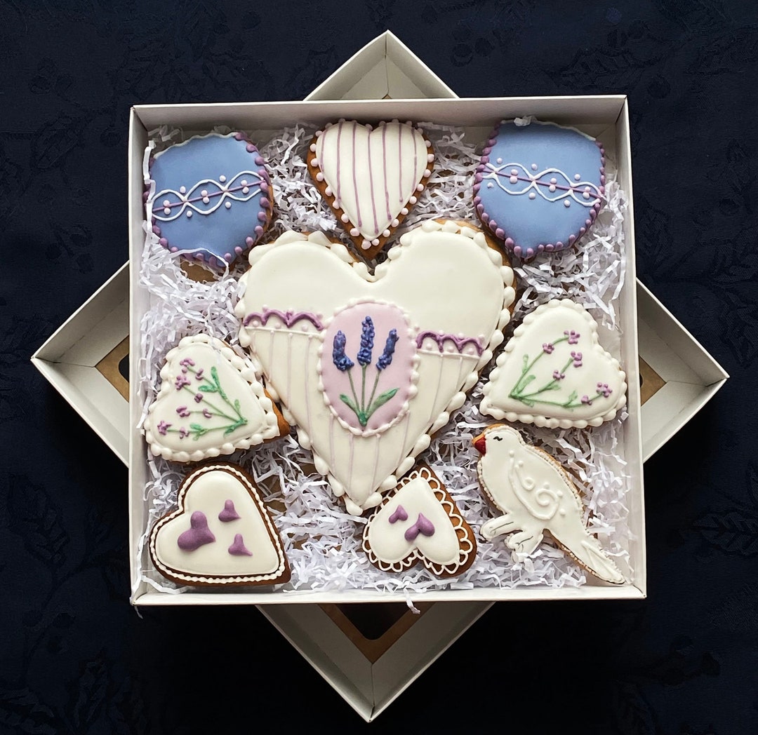 Royal Icing Decorated Cookies Set Sweet Gift Box Cookies Valentine's ...