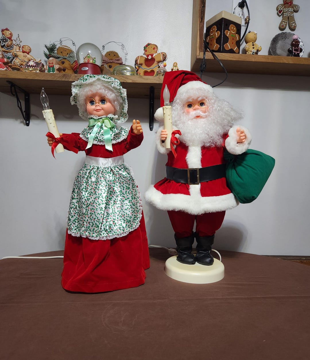 Rennoc Animated Mr. & Mrs. Claus Animated and Illuminated Little People ...