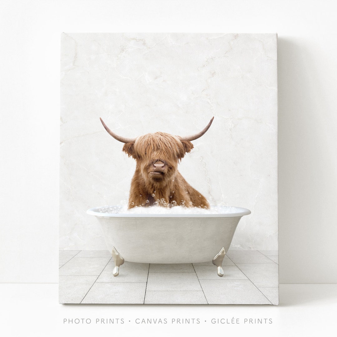 Highland Kuh in Vintage Badewanne, Steinplatten Stil, Tier in Wanne, Badezimmer Kunst von Amy ...