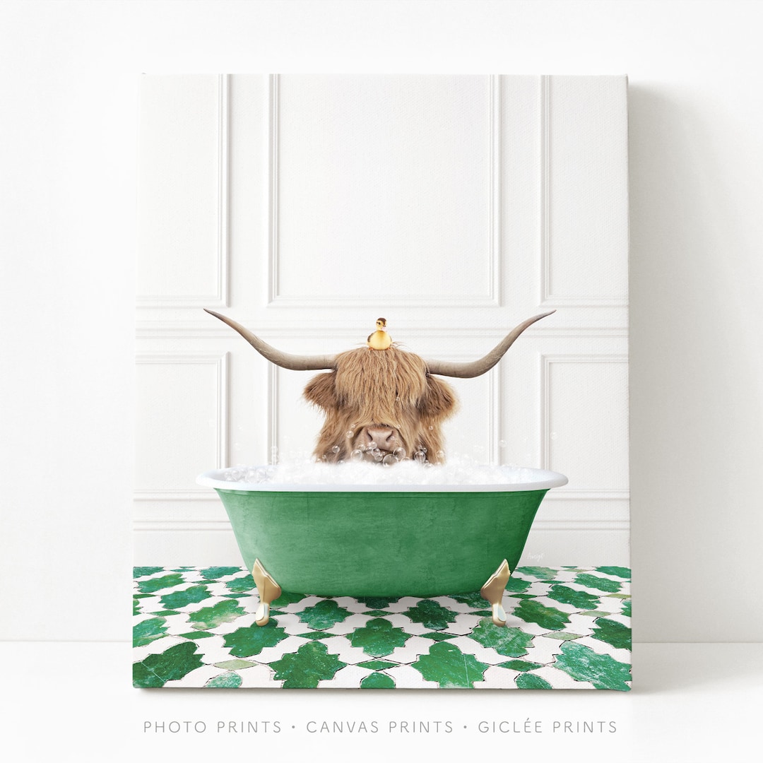 Highland Kuh Randall in der Badewanne, Eclectic Green Style, Tier in Wanne, Badezimmerkunst von ...