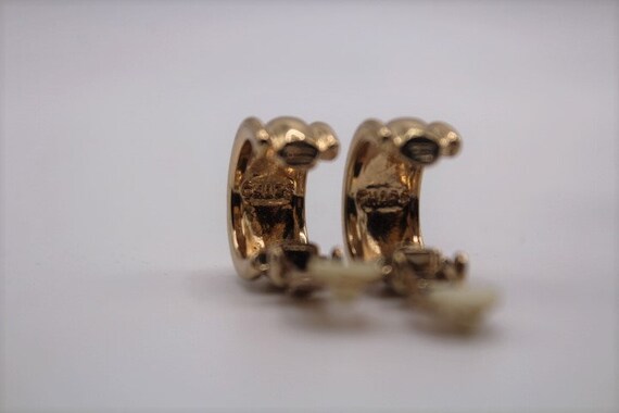 Vintage Gold Tone Chaps Signed Clip On Earrings - Gem