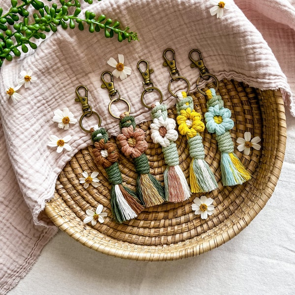 Daisy Keychain - Etsy