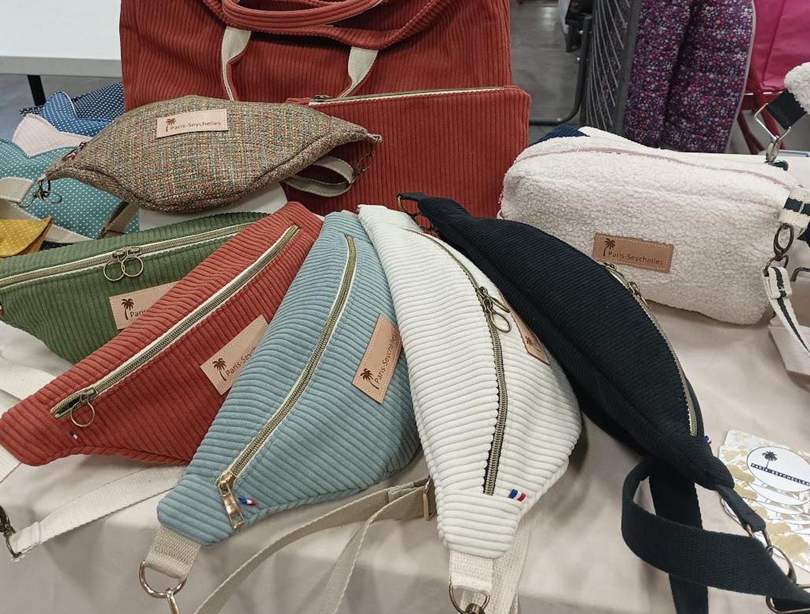 Sac banane en velours côtelé avec une poche exterieure au dos .Tissu ...