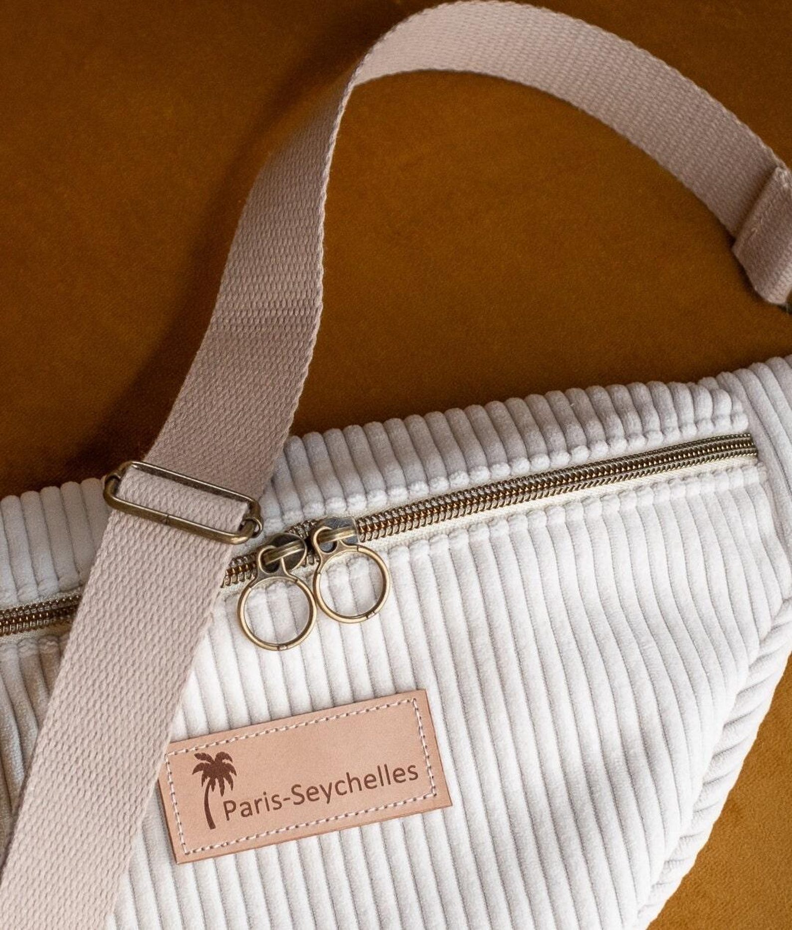 Sac banane en velours côtelé avec une poche exterieure au dos .Tissu ...