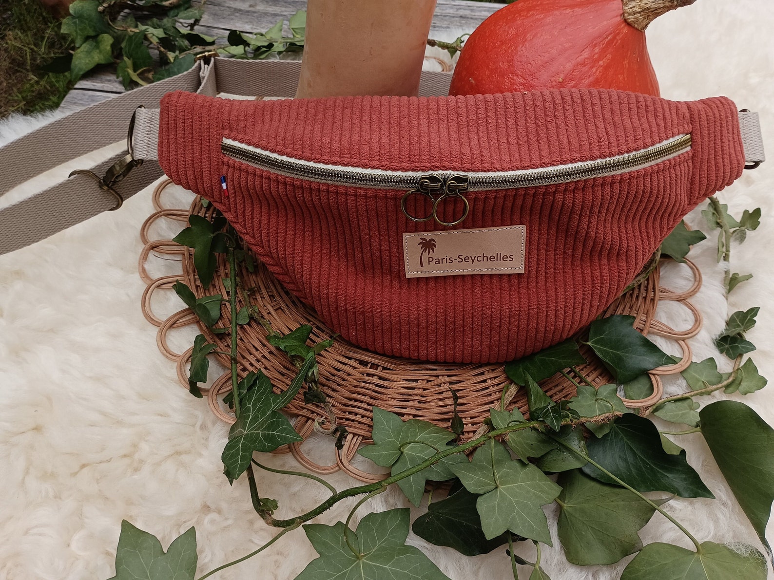 Sac banane en velours côtelé avec une poche exterieure au dos .Tissu ...