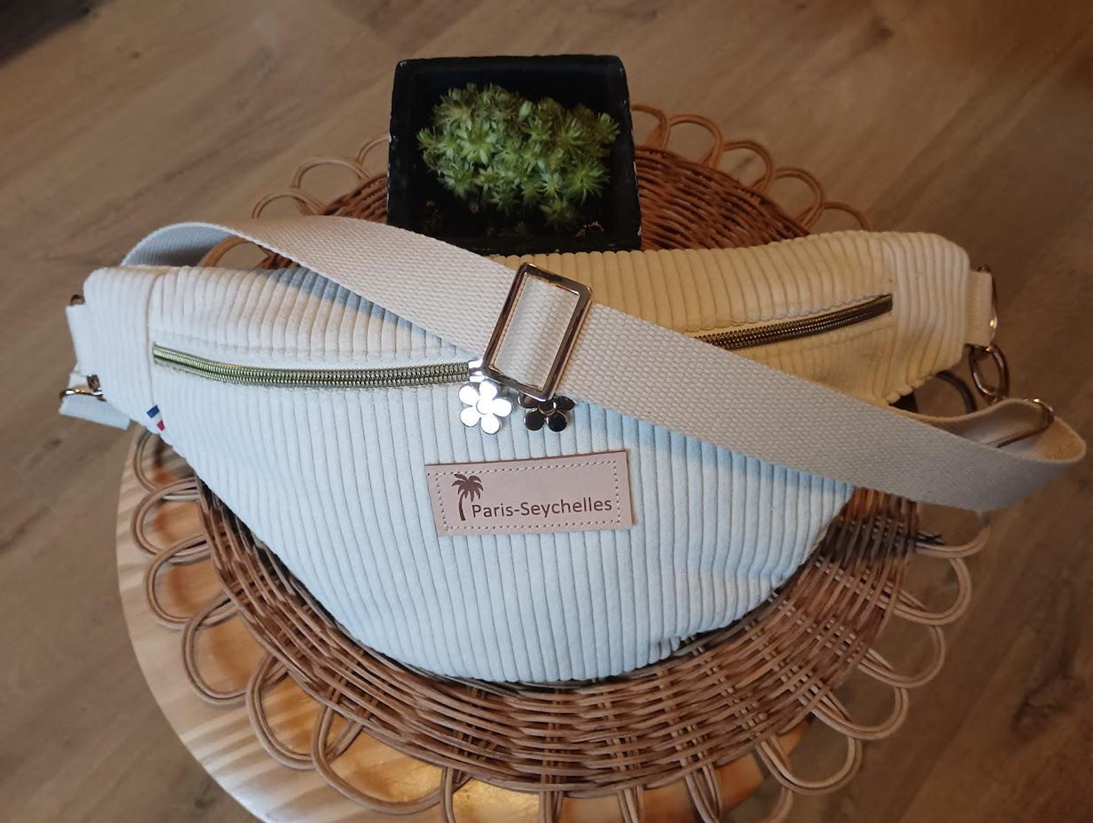 Sac banane en velours côtelé avec une poche exterieure au dos .Tissu ...