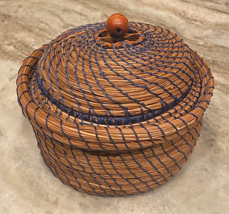 Small Lidded Round Longleaf Pine Needle Basket With Black Walnut Shell ...