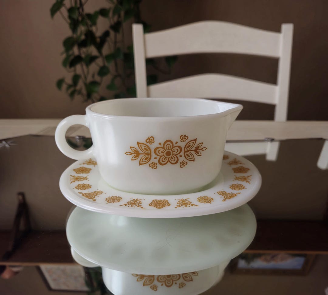 Vintage Pyrex Butterfly Gold Gravy Boat and Under Dish/ Pyrex Butterfly ...